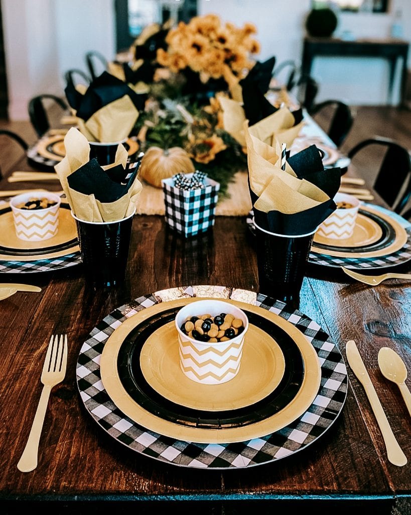 Simple Fall Tablescape | Fall Paper Plate Table Setting