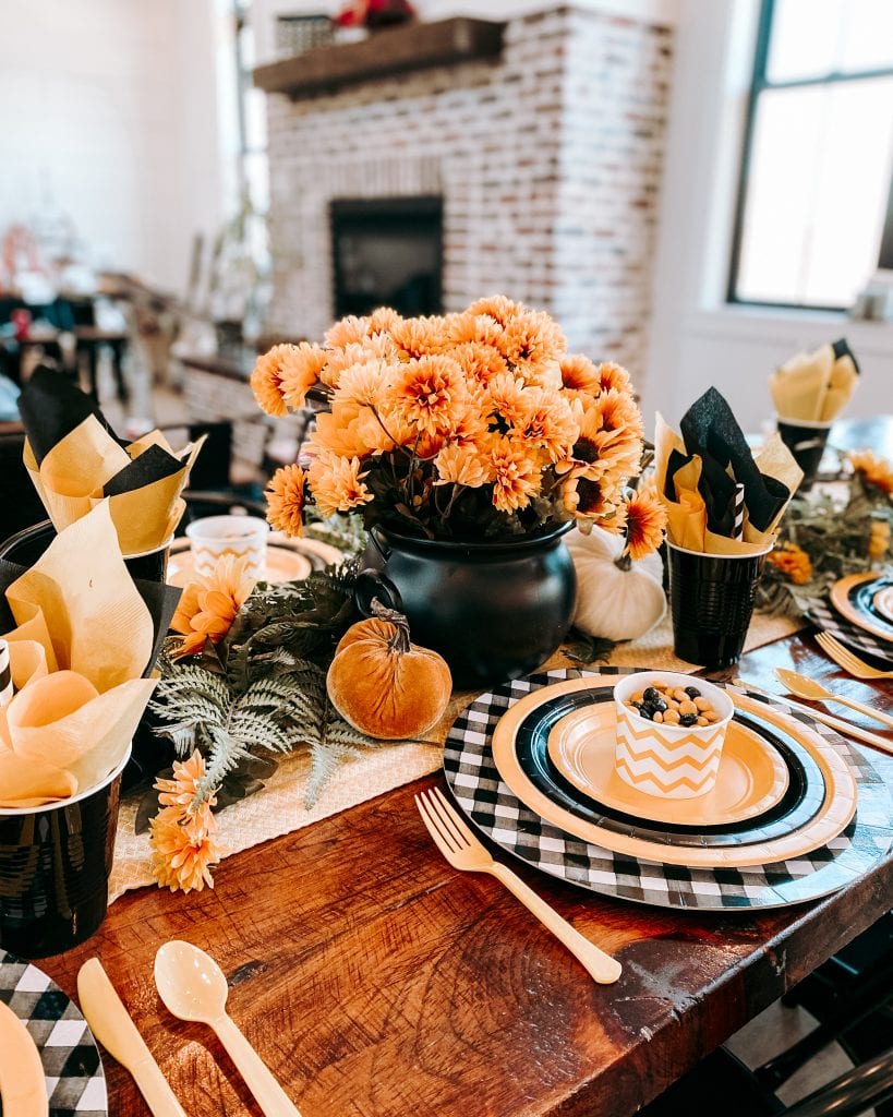 Simple Fall Tablescape | Fall Paper Plate Table Setting