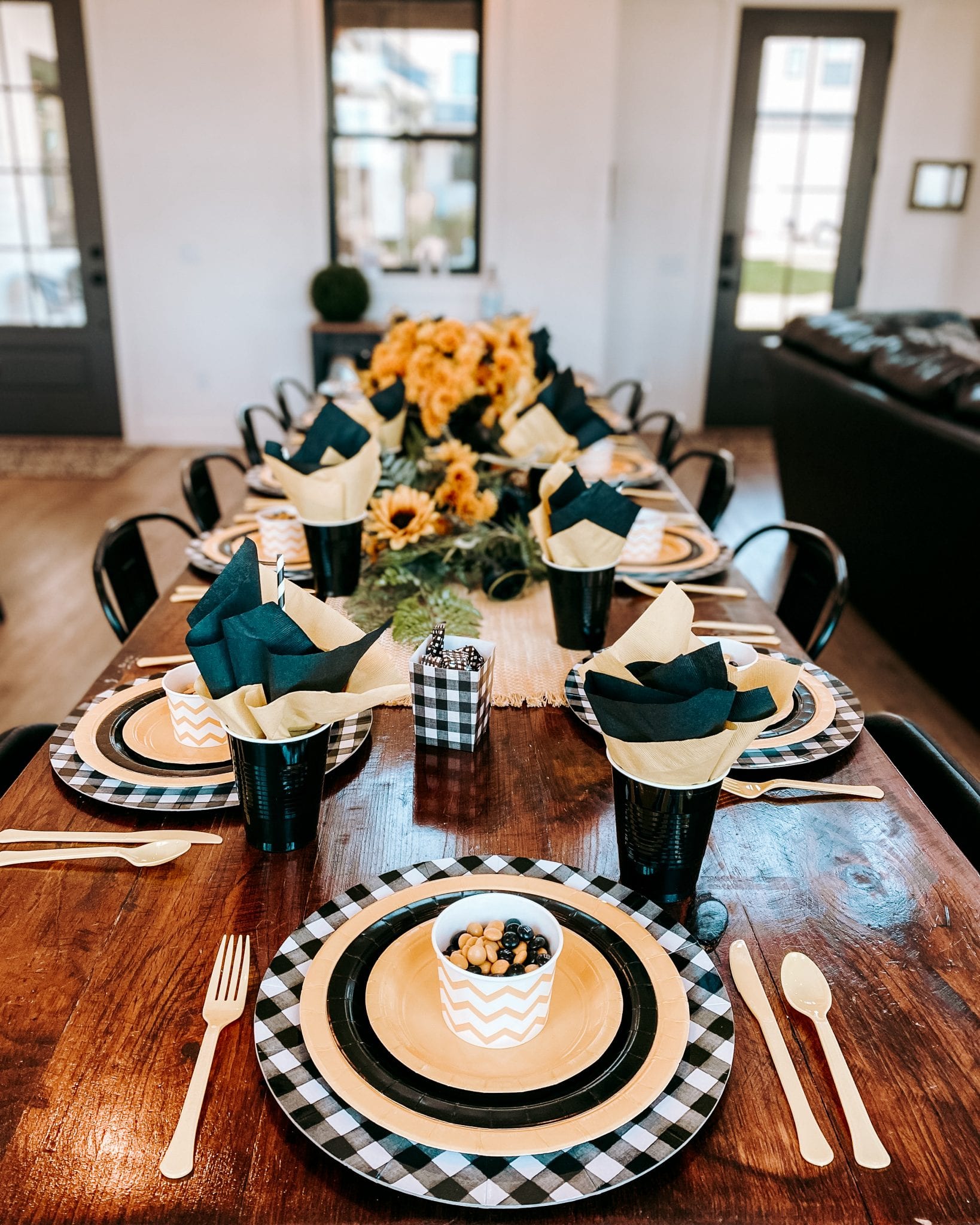 Simple Fall Tablescape | Fall Paper Plate Table Setting
