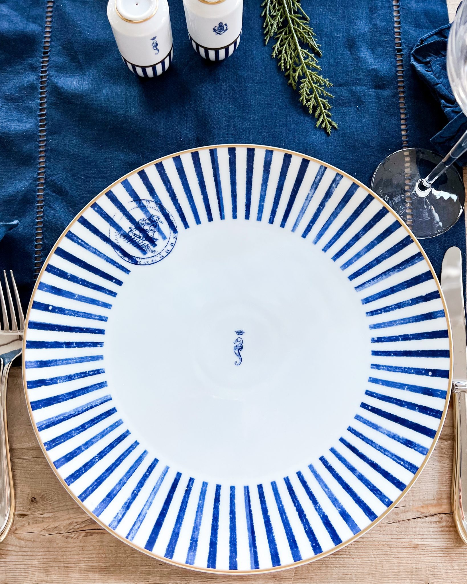 Winter Themed Table | Winter Tablescape Ideas