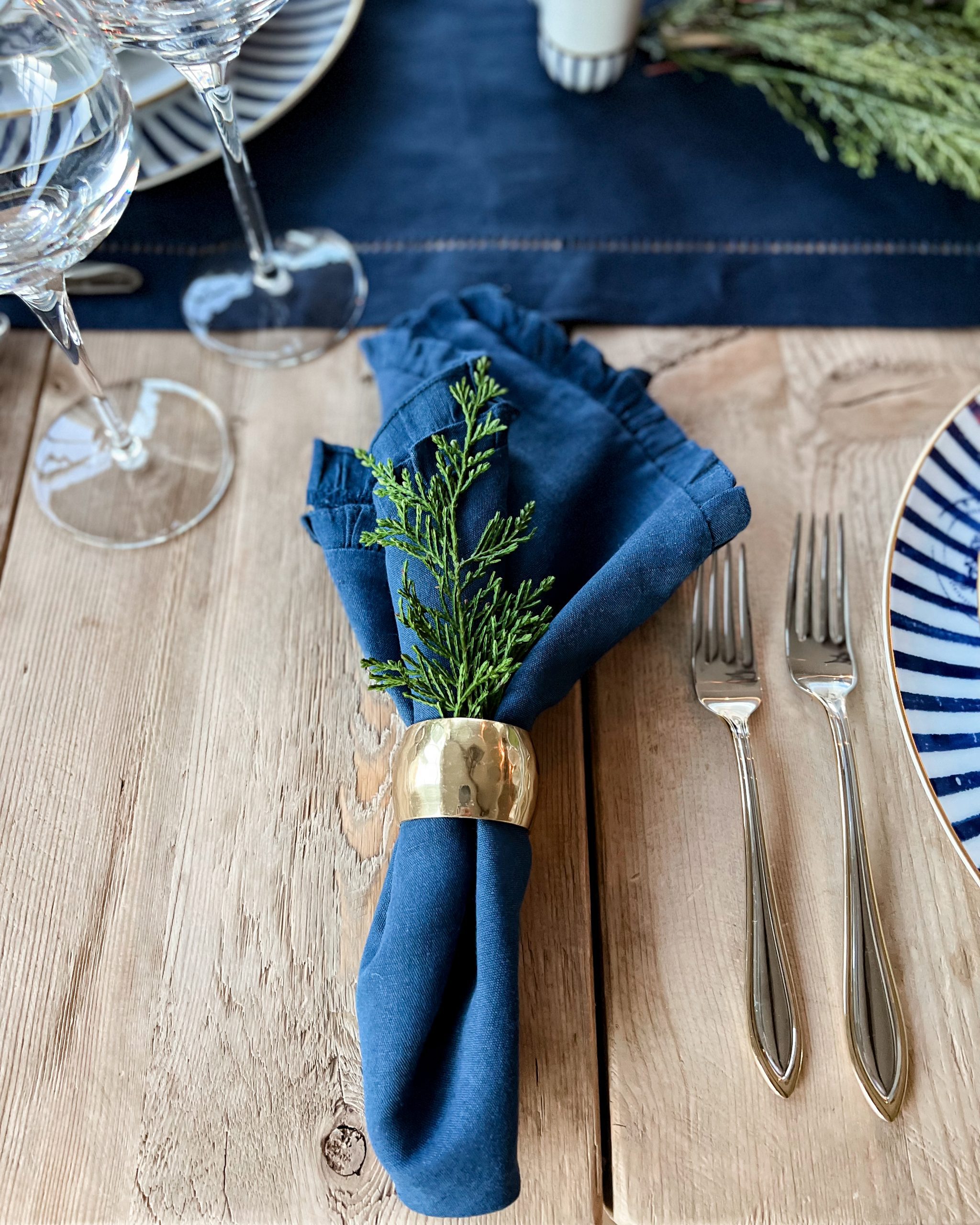 Winter Themed Table | Winter Tablescape Ideas